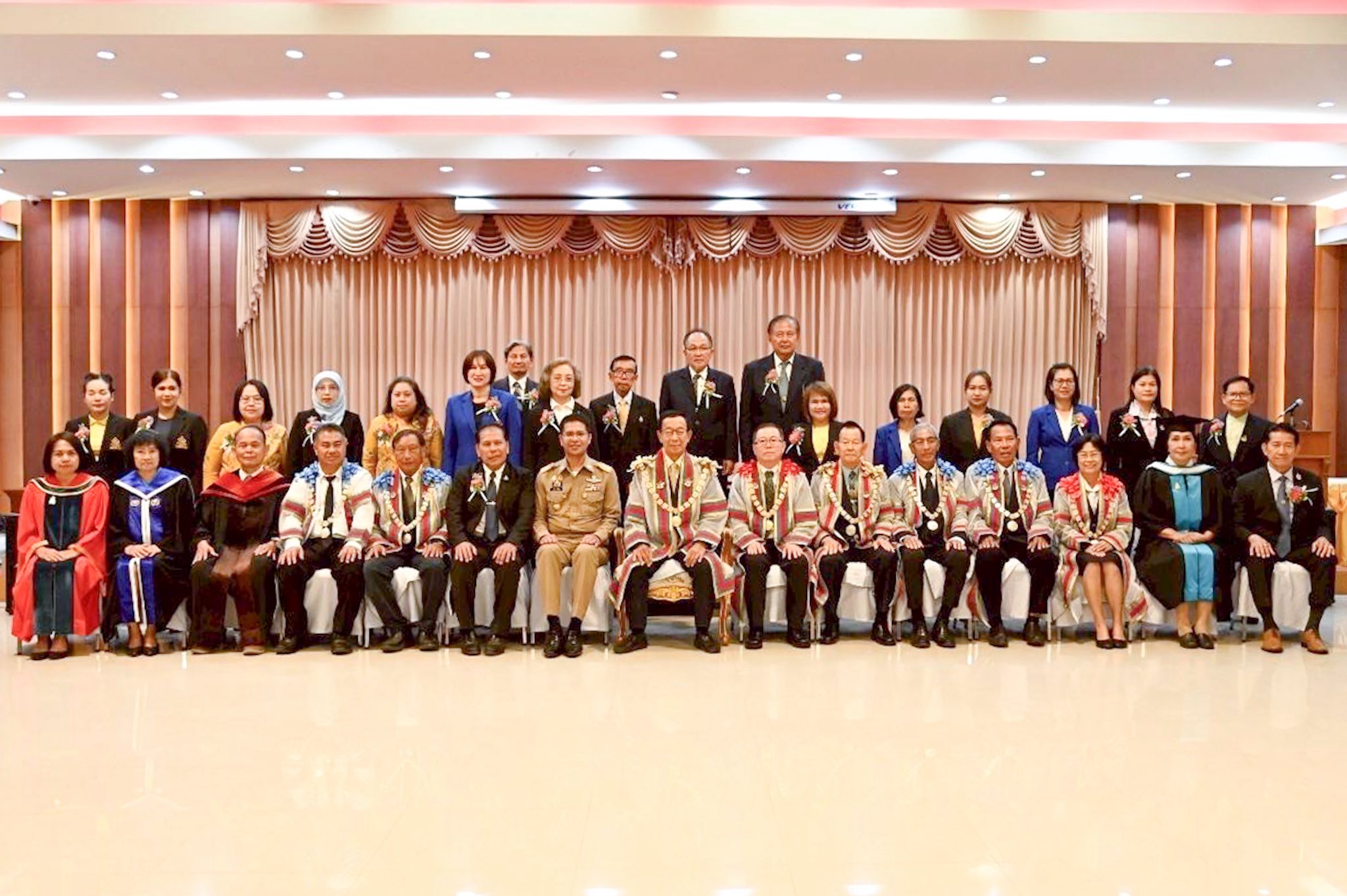 นายนุรักษ์ มาประณีต องคมนตรี เป็นประธานมอบอนุปริญญาบัตรแก่ผู้สำเร็จ ...